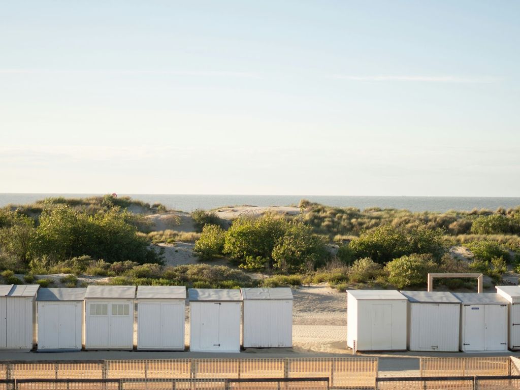Some beach cabins behind the dunes of Knokke-Heist © Ben Klewais